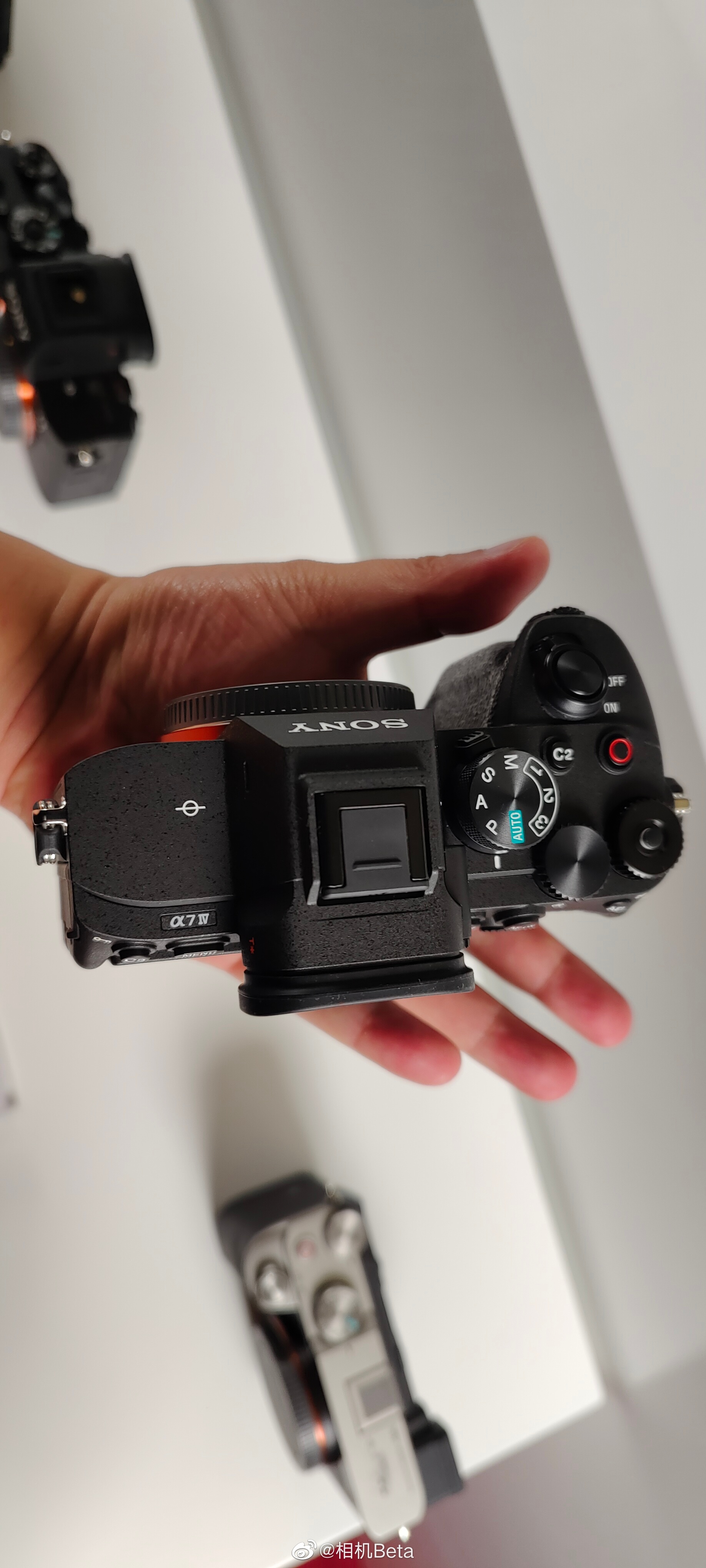 索尼A7M4真机实物上手，尺寸：131.3 x 96.4 x 79.8 mm……|尺寸|实物|索尼_新浪新闻