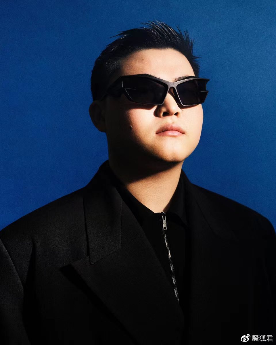 LPL十周年十大选手定妆照绝了，UZI的墨镜真帅气！