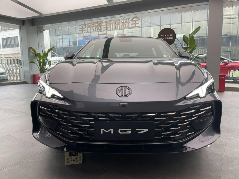 三段式升降尾翼+四出排气+无框车门+261马力，探店MG7