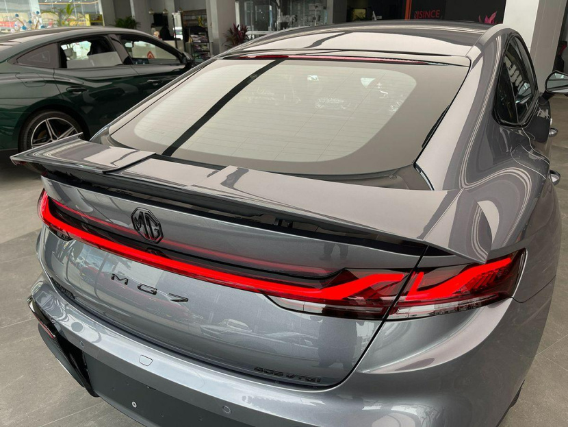 三段式升降尾翼+四出排气+无框车门+261马力，探店MG7