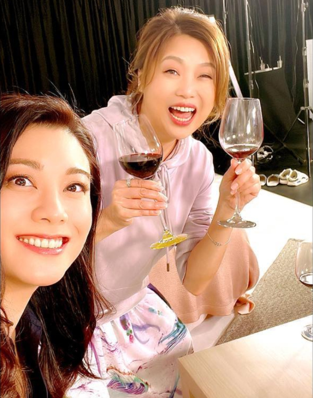 梅小惠阮兆祥江欣燕与廖碧儿兰茜开心合影 5位tvb老同事喝酒畅聊江欣燕阮兆祥梅小惠新浪新闻 8809