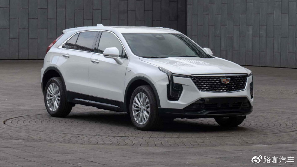 有2.0T四驱，标配曲面屏，凯迪拉克XT4新增1.5T更值得等？-新浪汽车
