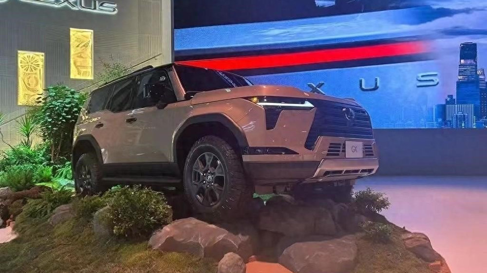 全新雷克萨斯GX亮相广州车展，3.5T+8AT，卫士慌了？-新浪汽车