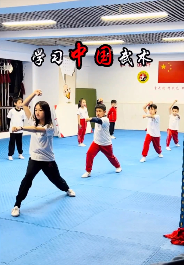 吴尊儿女近照曝光，NeiNei不怕苦学中国武术，Max写拼音字迹工整