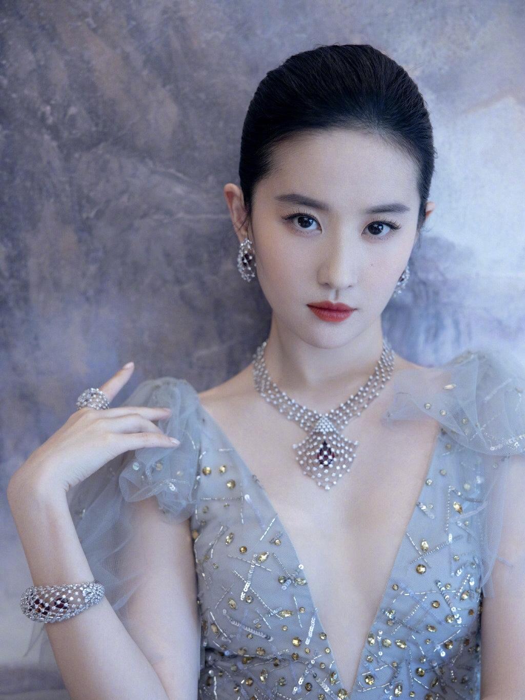 神仙姐姐”刘亦菲太会穿,薄纱连衣裙优雅高贵,美得不可方物鱼司辰yusichen新浪博客