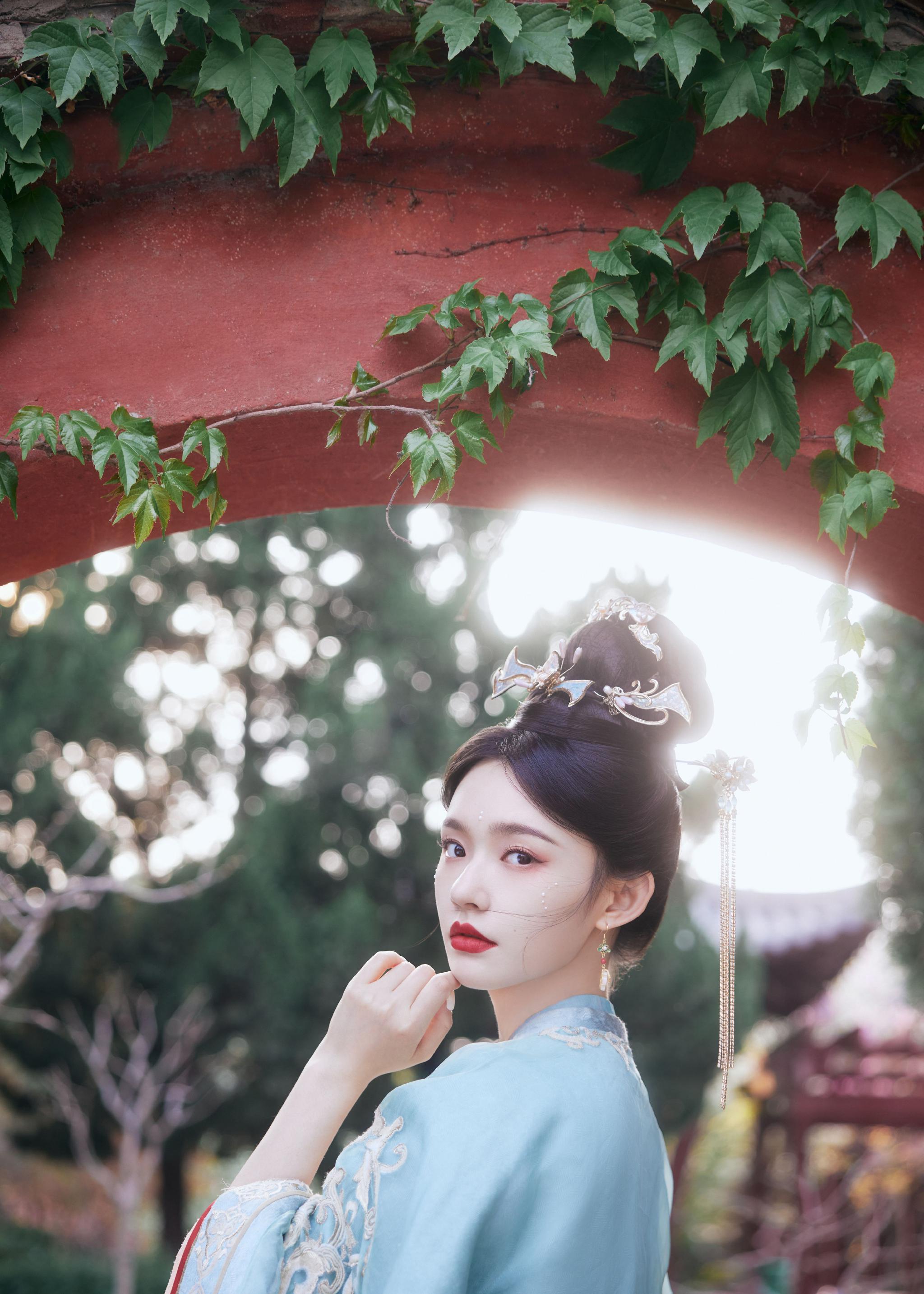 林允蓝衣造型古风写真 宋朝华服珍珠花钿妆,有点梦回宋引章了