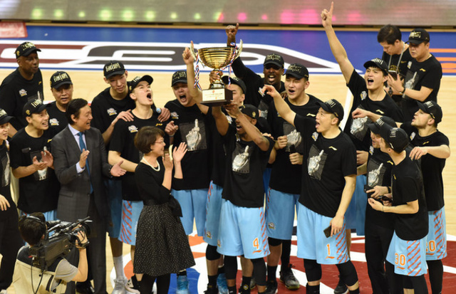 面临无球可打！场均28+7超外无缘新CBA赛季，曾带队横扫广东夺冠|CBA|亚当斯|赛季_新浪新闻