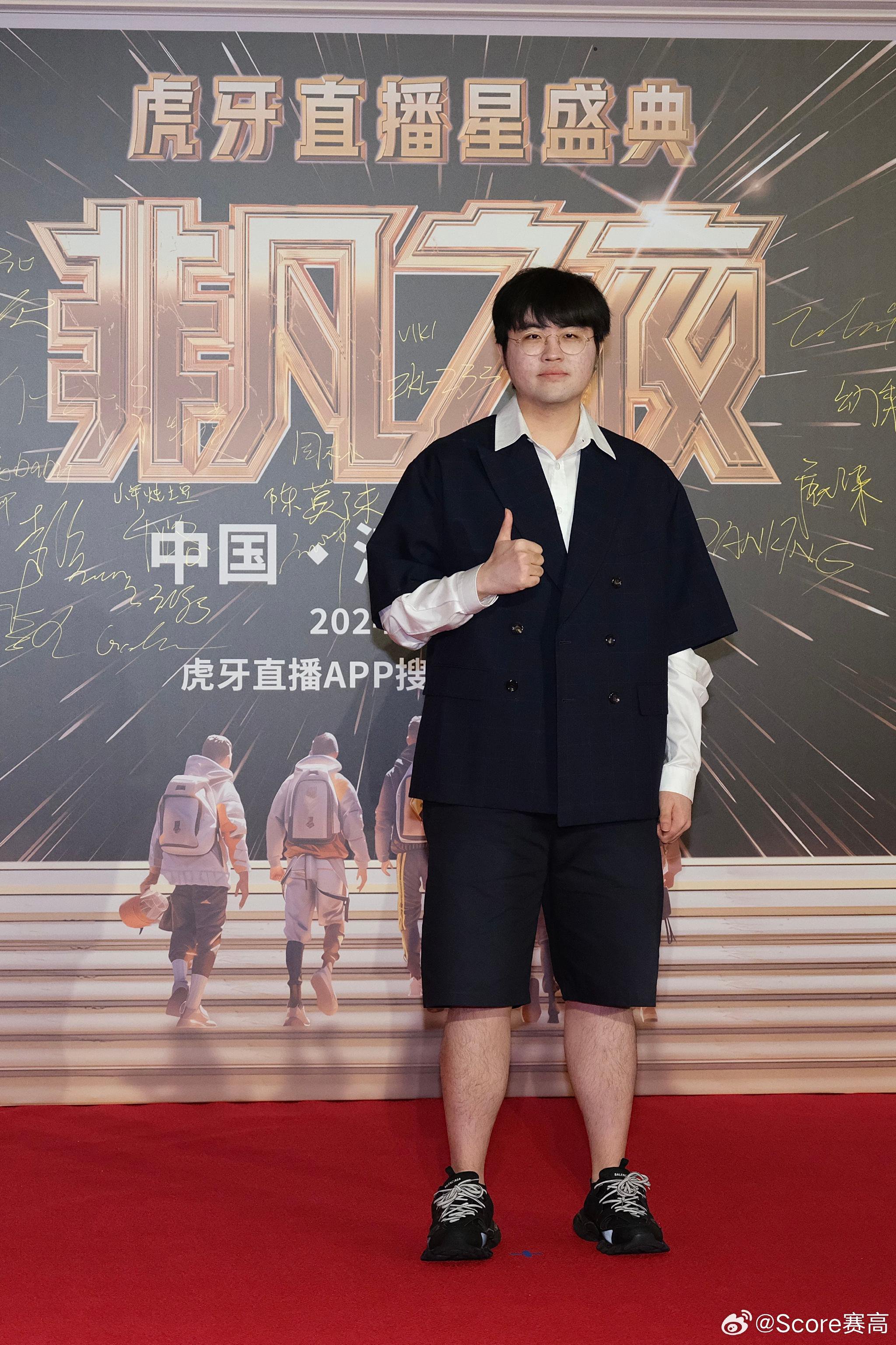 粉丝投稿：虎牙直播星盛典上的Uzi和zitai|Uzi|英雄联盟_新浪新闻