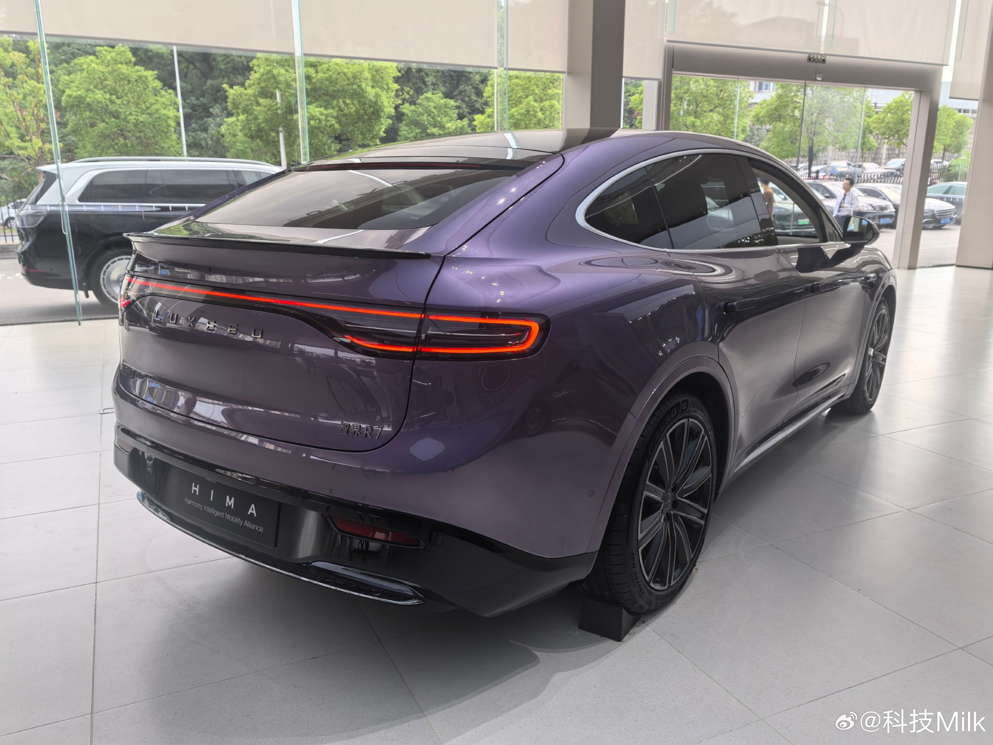 智界R7这个车，我前些天就说过了，配置是给得非常足的…-新浪汽车