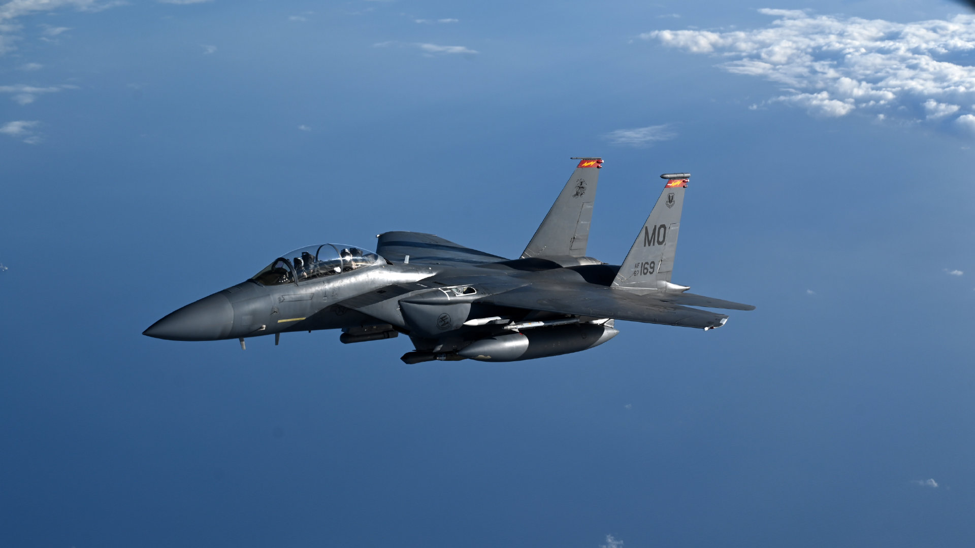 第335远征战斗机中队的两架美国空军F-15E“攻击鹰”