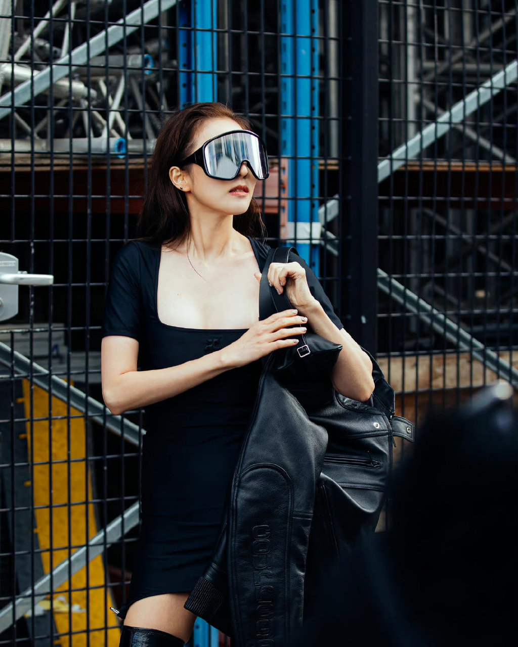 38岁朴山多拉，全黑时尚魅力，37公斤丰满身材，成熟迷人的氛围感|朴山多拉|全黑|身材_新浪新闻