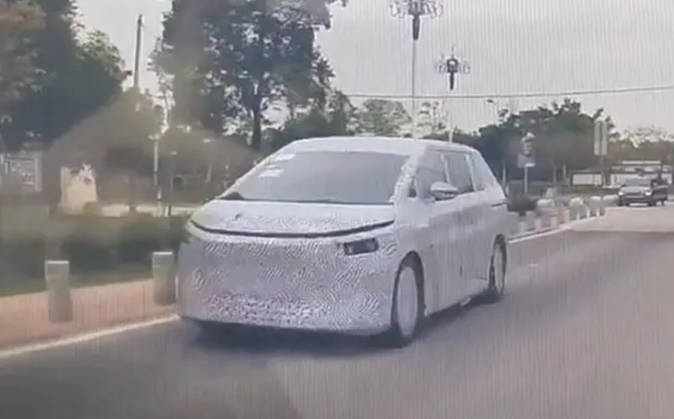 造型“鹏里鹏气”/代号H93 疑似小鹏首款MPV谍照曝光