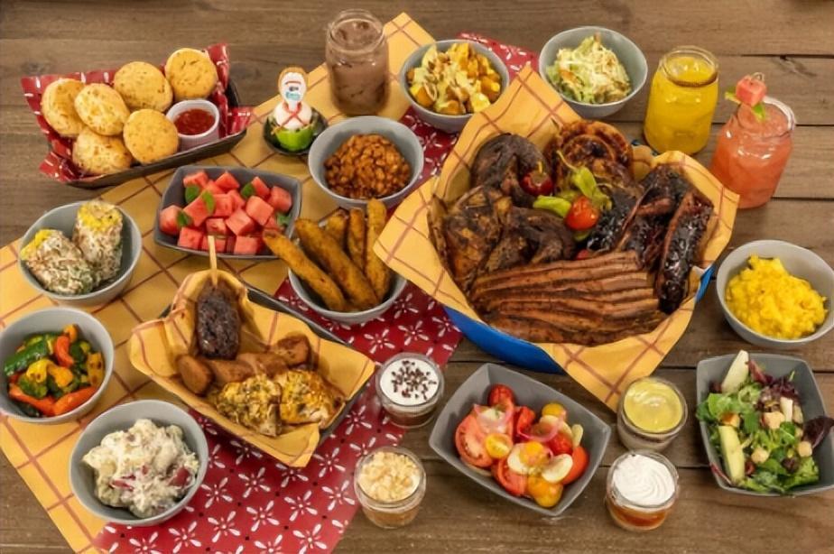 环球影城收益创纪录，迪士尼推出百年庆项目和玩具总动员餐厅