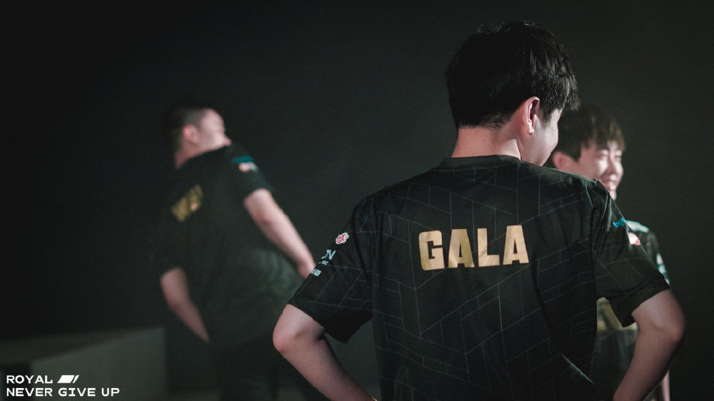 LPL结束世界赛之旅，网友谈论年度最佳AD，直言Gala比Hope更适合|lpl|Hope|jdg_新浪新闻