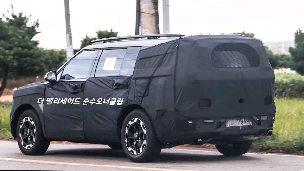 全新现代胜达曝光，或配2.5T+8AT，造型硬朗，撞脸路虎卫士？-新浪汽车