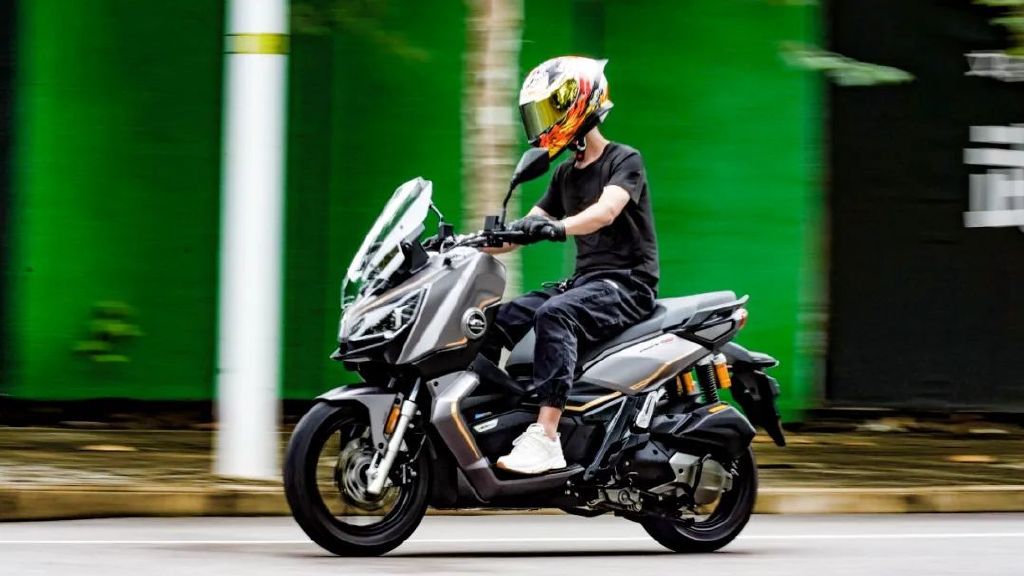 配置多到溢出，钱江ADV150踏板“鸿”到店实拍，坐实价格屠夫之名