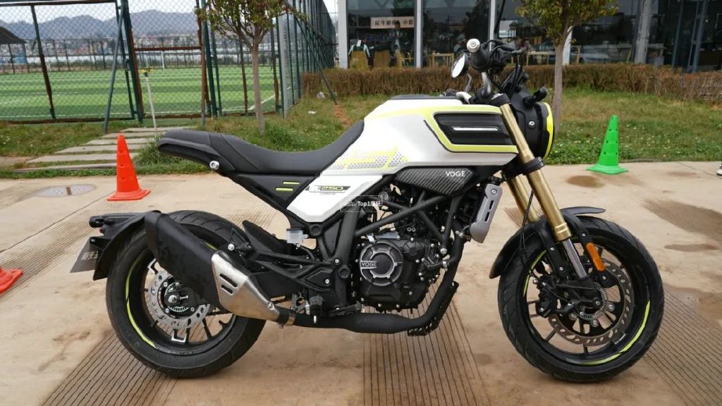 无极Q250新车实拍，国产首款搭载TCS的250复古车型