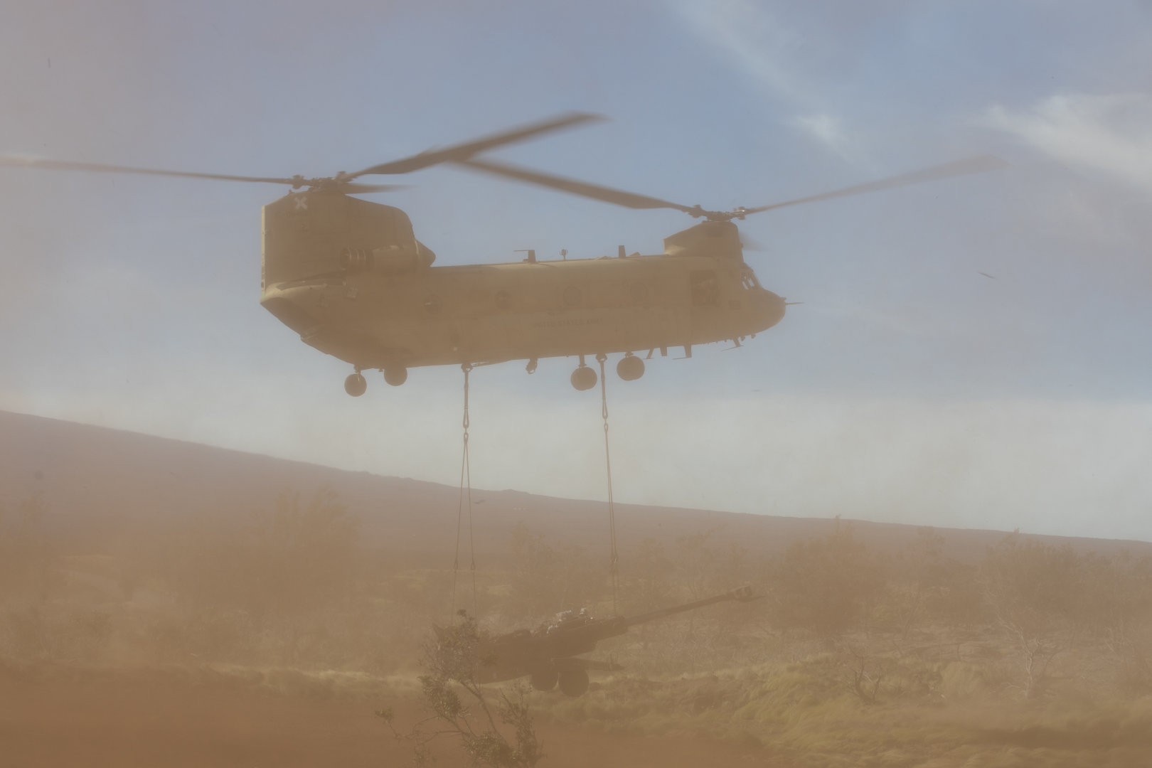 一架CH-47奇努干直升机携带M777榴弹炮执行训练任务