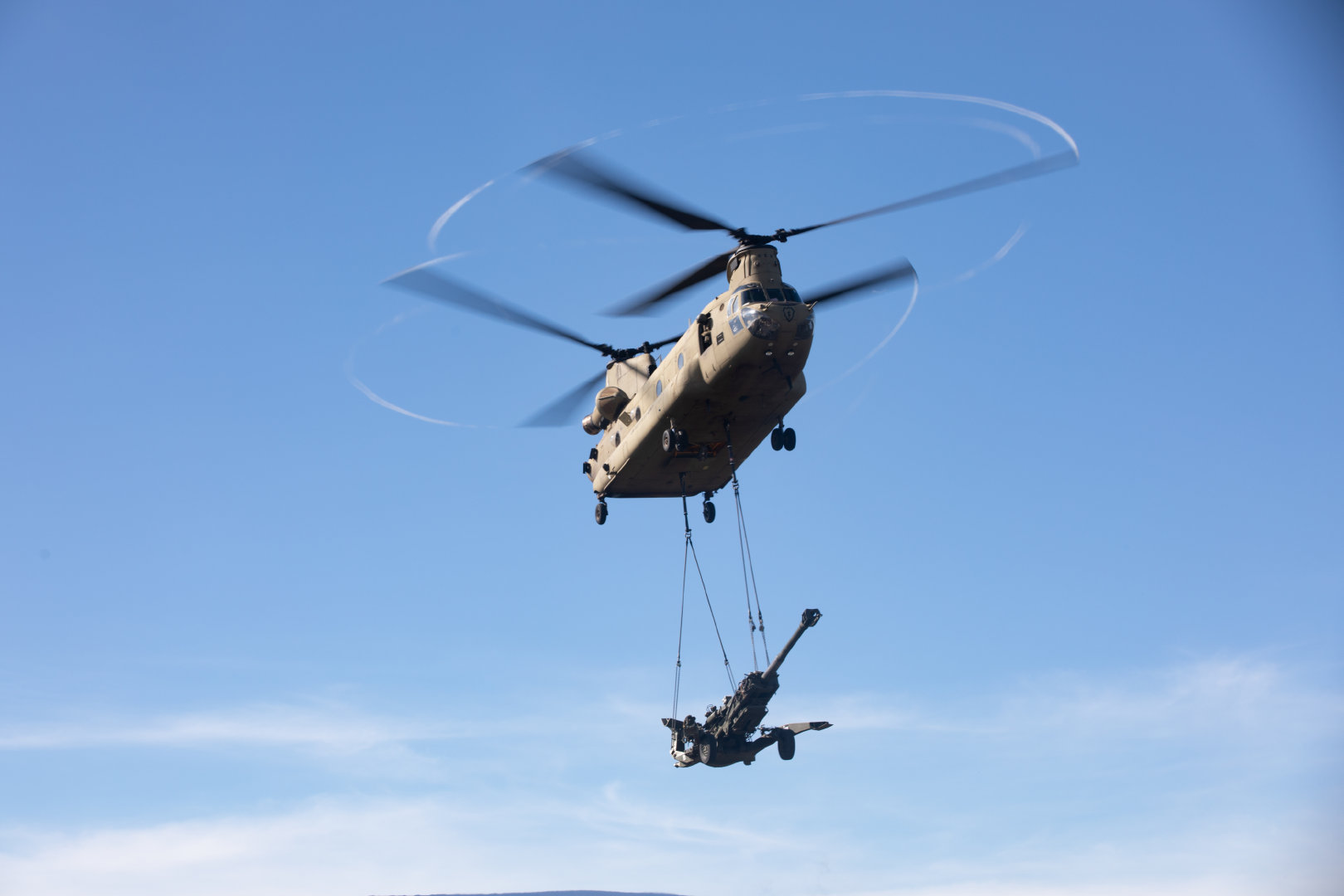 一架CH-47奇努干直升机携带M777榴弹炮执行训练任务