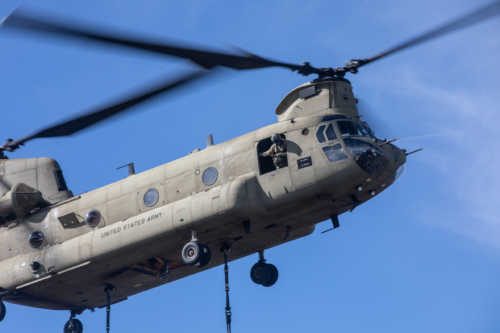 一架CH-47奇努干直升机携带M777榴弹炮执行训练任务