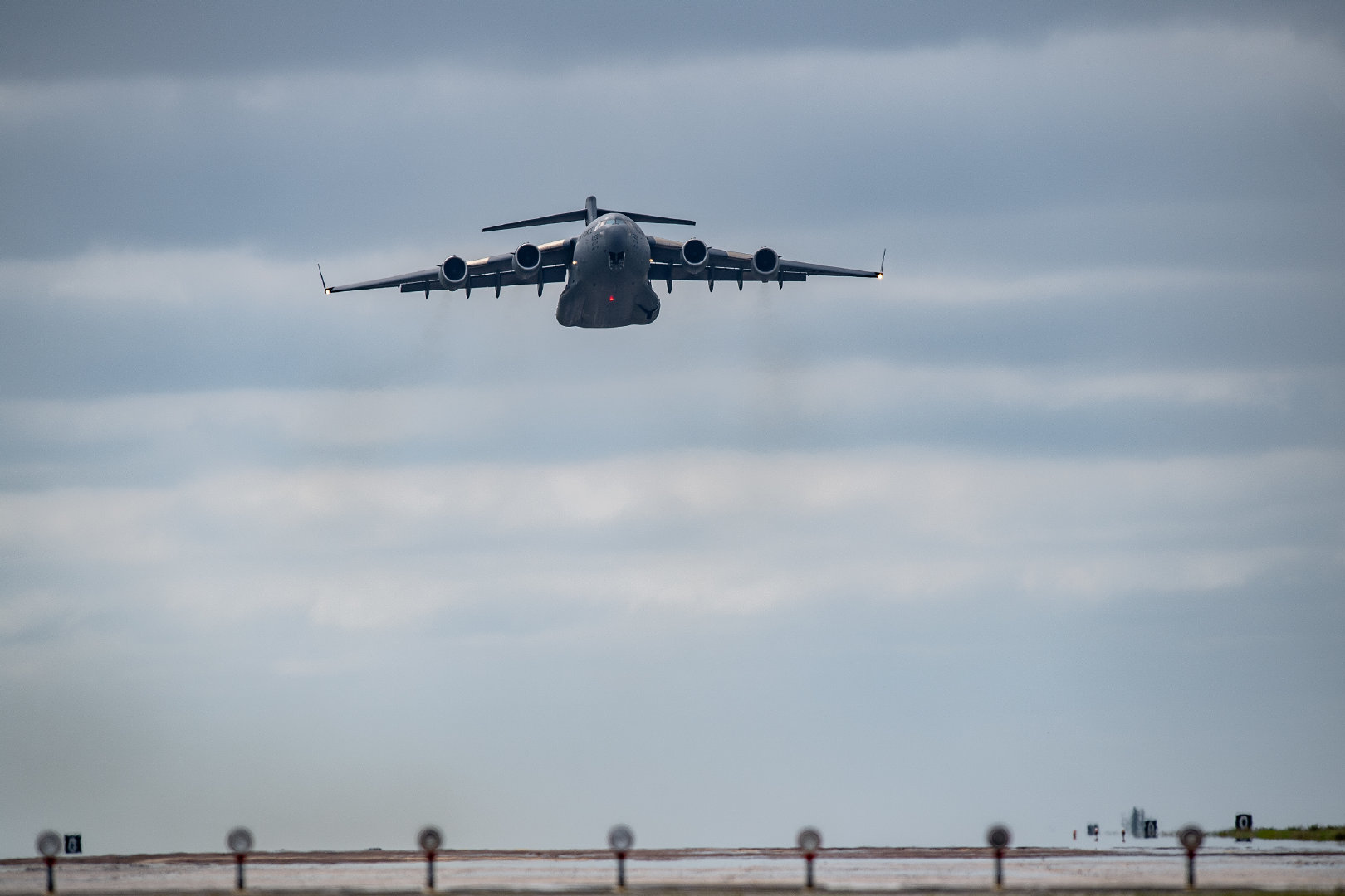 C-17“环球霸王III”飞机从佛罗里达州麦克迪尔空军基地起飞|麦克迪尔|空军基地|起飞_新浪新闻