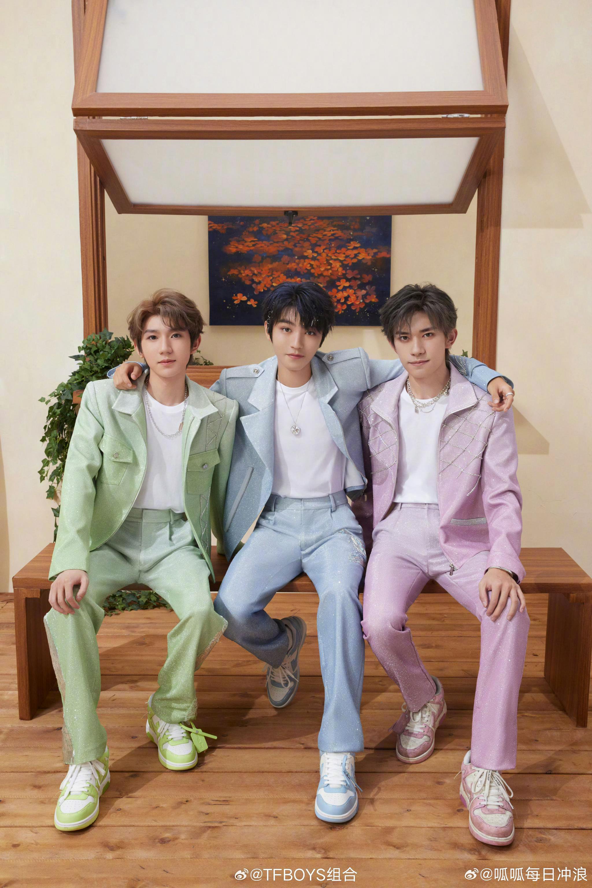 TFBOYS十年之约演唱会第三套造型……|TFBOYS|演唱会|造型_新浪新闻