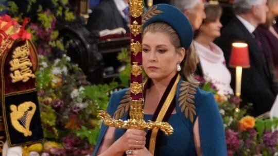 英王加冕礼上美女“剑手”走红，50岁臂力惊人，高举宝剑抢尽风头|国王|王加冕_新浪新闻