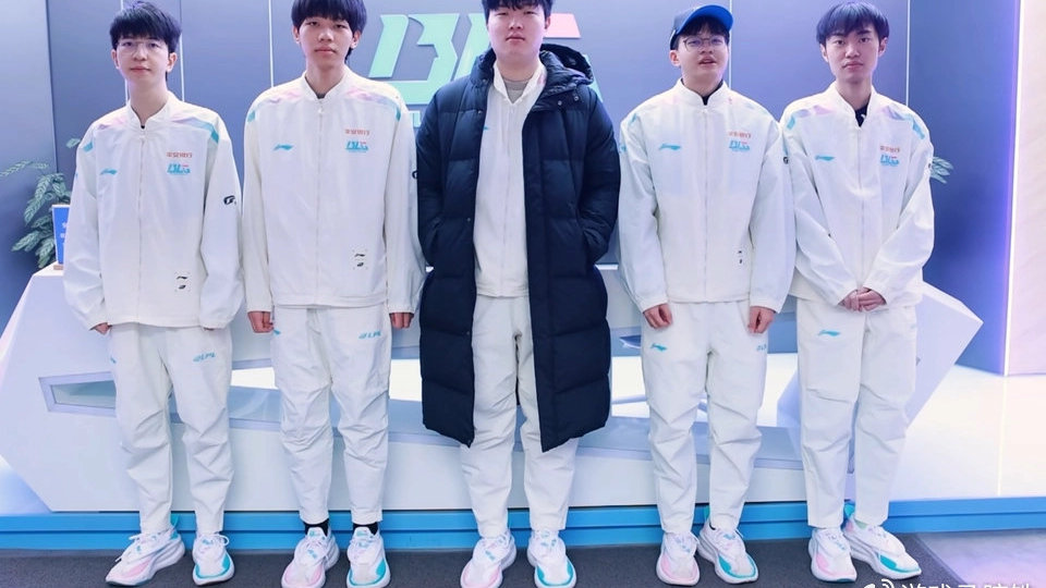 虐菜大王归位！BLG完全体21分钟人机局推平RNG|大王|马蹄铁|中野_新浪新闻