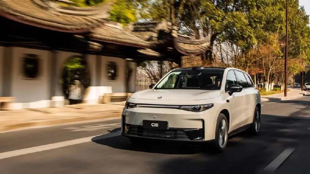 有空间有智驾，零跑C10对比银河E5，10万出头谁更“卷”？-新浪汽车