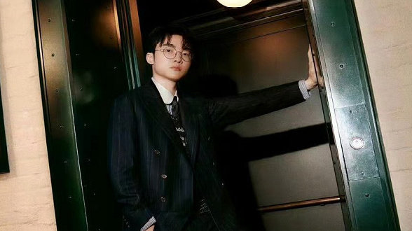 S13世界赛倒计时，Faker西装秀化身霸道总裁，目标只有冠军|化身|冠军|夺冠_新浪新闻