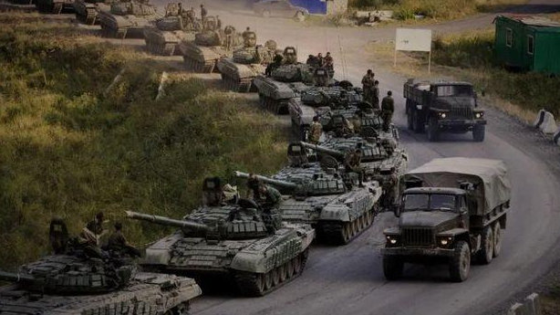 俄军紧急启动800辆T62坦克，数不清的火炮运抵前线，大批动员兵投入战|俄军|坦克|火炮_新浪新闻