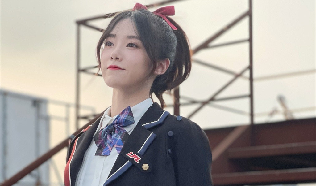 LPL女生晒美腿，Rita皮肤白嫩，瞳夕双腿光滑，小钰肌肤Q嫩十足|Rita|lpl|瞳夕_新浪新闻