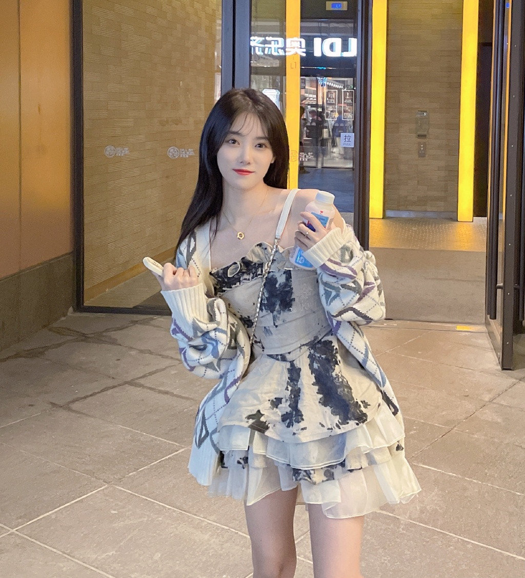 LPL女生晒美腿，Rita皮肤白嫩，瞳夕双腿光滑，小钰肌肤Q嫩十足|Rita|lpl|瞳夕_新浪新闻