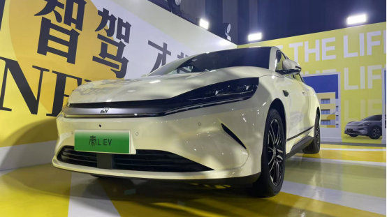 抢小鹏MONA M03风头，还完美平替小米SU7？秦L EV上市11.98万元起-新浪汽车