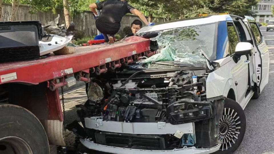 极氪009极限追尾：我想挑战下所有MPV的软肋！-新浪汽车