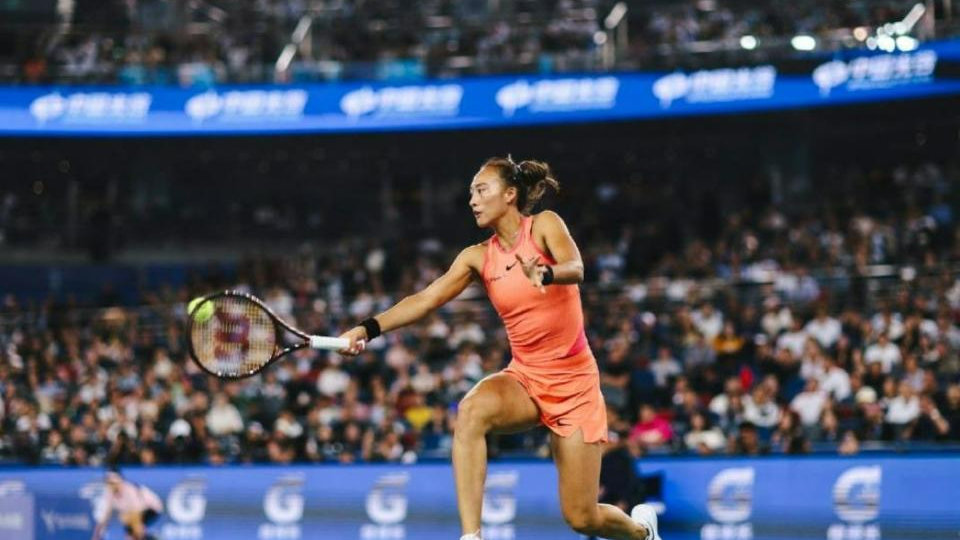 三盘苦战输球！郑钦文再负萨巴伦卡，无缘WTA1000赛首冠|三盘|郑钦文|萨巴伦卡_新浪新闻