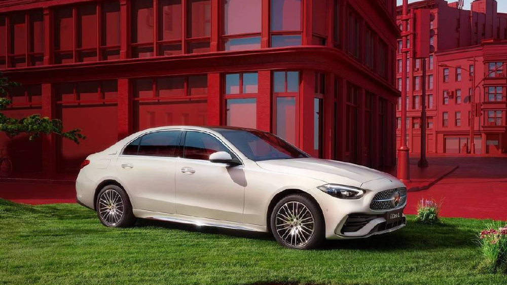 配8295芯片升级智驾系统！新款奔驰C级上市 售33.48万元起-新浪汽车