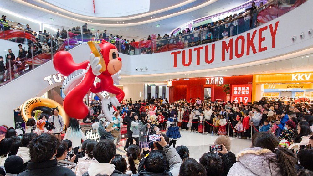 TUTUMOKEY潮玩盛宴吸引20万人流，10米高的城市巨型潮玩雕塑成为焦点|二次元_新浪新闻