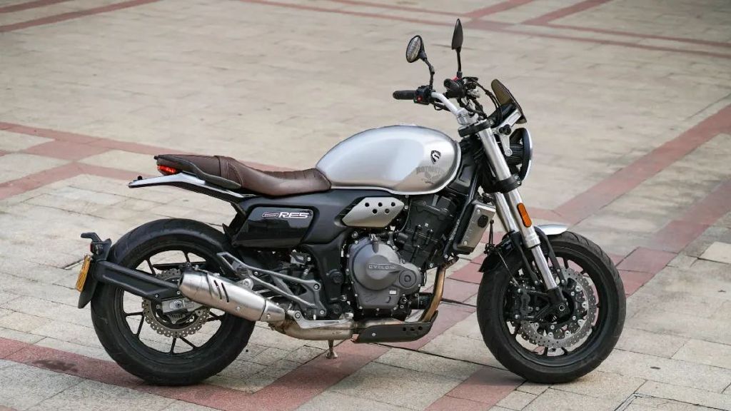 西装暴徒——国产500cc级最强复古车型，赛科龙RE560试驾报告