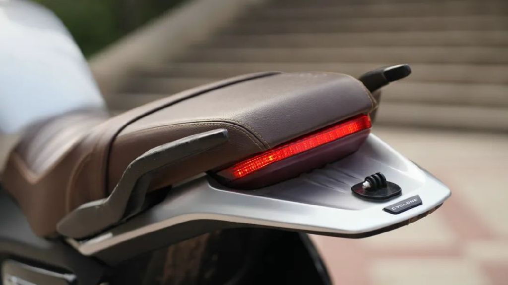 西装暴徒——国产500cc级最强复古车型，赛科龙RE560试驾报告