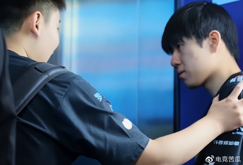 RNG被淘汰后放出纪录片，Gala表情让人心疼，Wei送上暖心安慰|纪录片|大安|苦瓜_新浪新闻