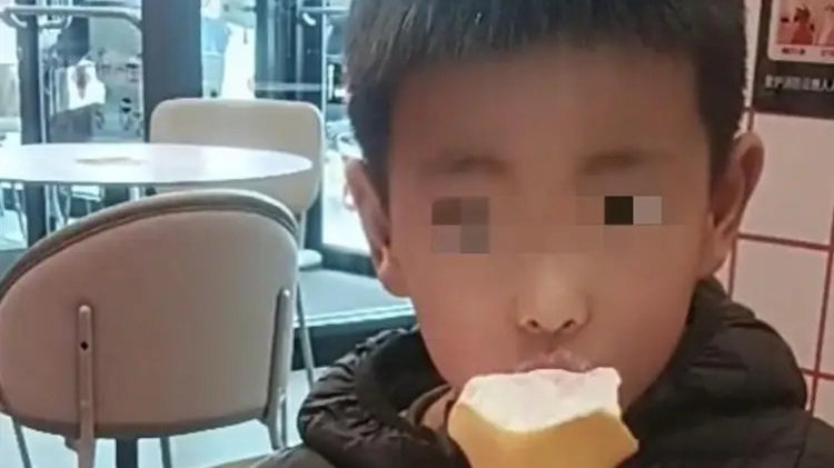 山东5岁男童疑被生母和其男友虐待致死,其母曾是幼儿园教师男童生母幼儿园新浪新闻