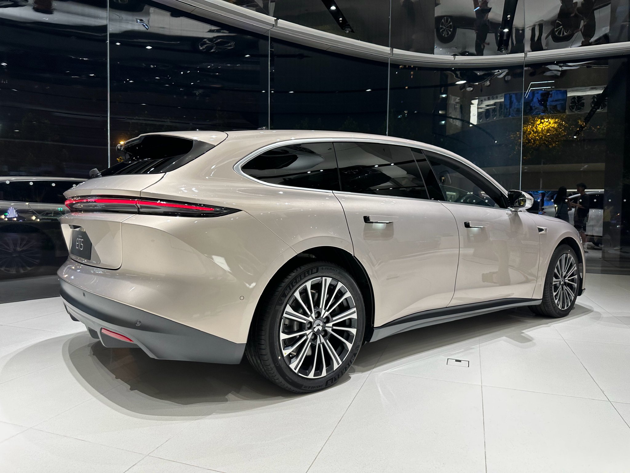 蔚来ET5 Touring到店了，特意过来看了下……-新浪汽车