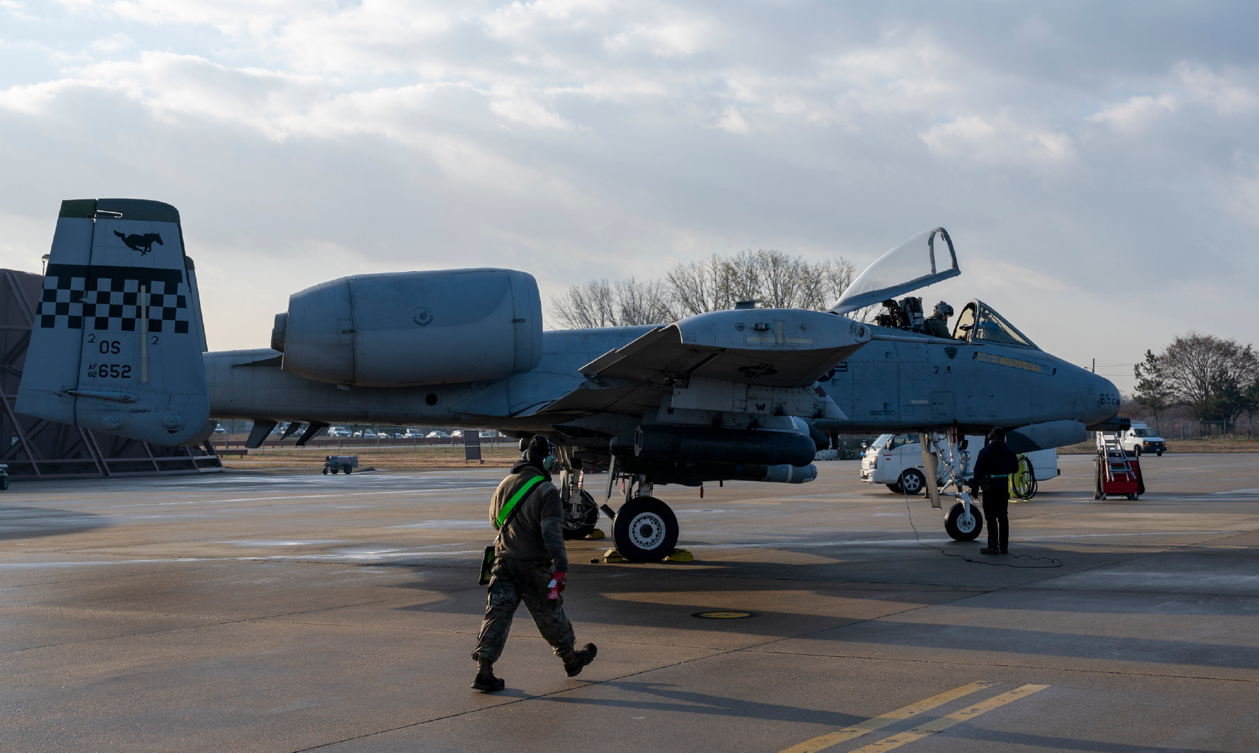 一架第25战斗机中队的A-10C“雷电II”在飞行跑道上滑行