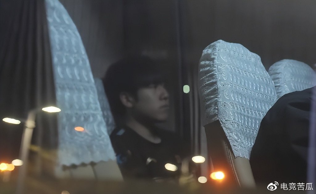 RNG被淘汰后放出纪录片，Gala表情让人心疼，Wei送上暖心安慰|纪录片|大安|苦瓜_新浪新闻