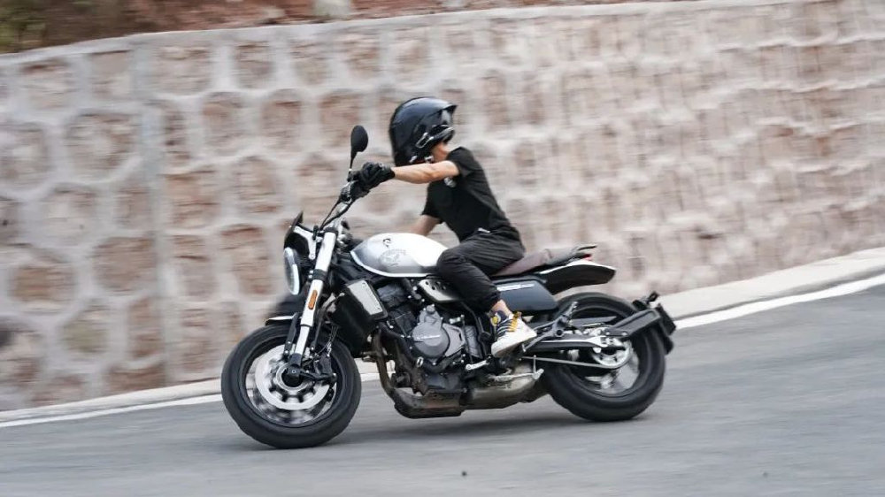 西装暴徒——国产500cc级最强复古车型，赛科龙RE560试驾报告|复古|车型|科龙_新浪新闻