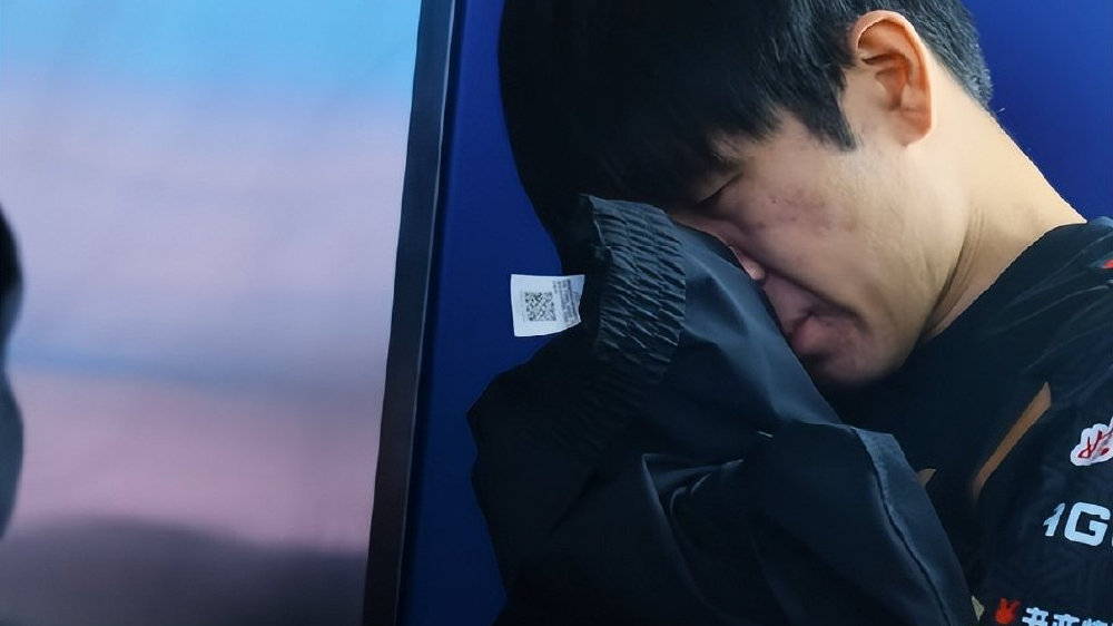 RNG被淘汰后放出纪录片，Gala表情让人心疼，Wei送上暖心安慰|纪录片|大安|苦瓜_新浪新闻