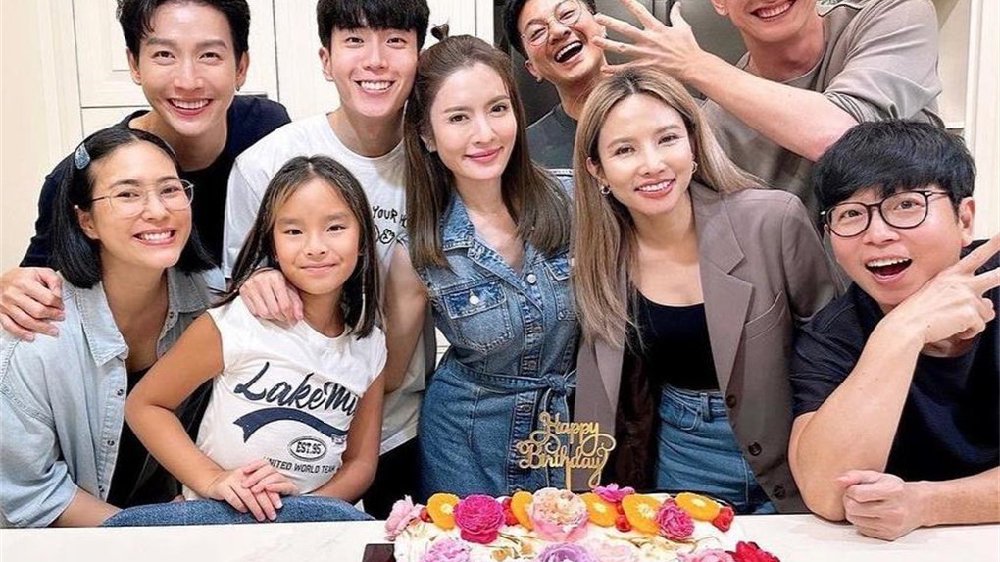 泰剧女神Aff获Push夫妇补庆生日，知心人Nonkul贴身陪伴，好甜蜜|Push|泰剧_新浪新闻