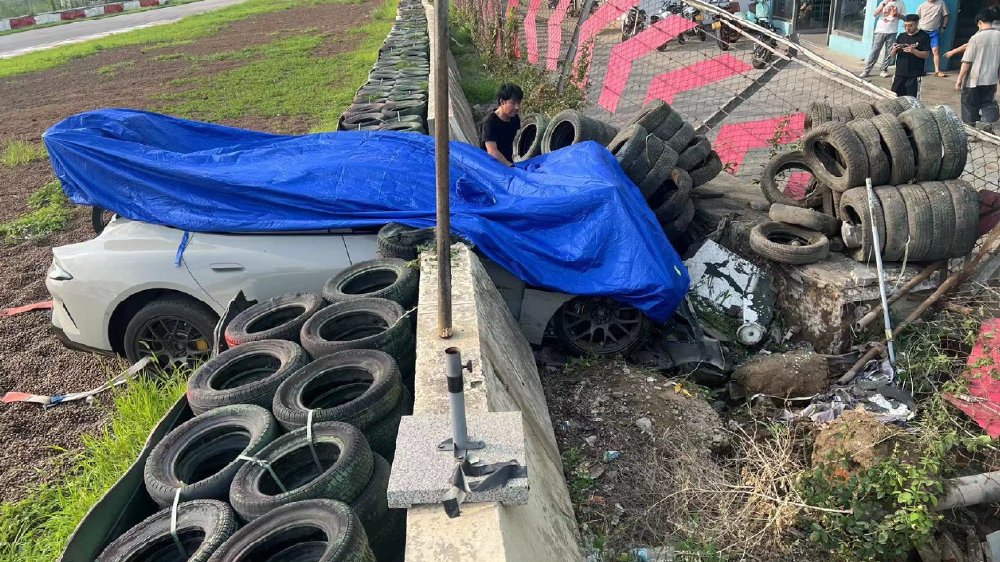 小米SU7又冲出赛道撞墙，被盖上斯巴鲁车衣后拖离现场-新浪汽车