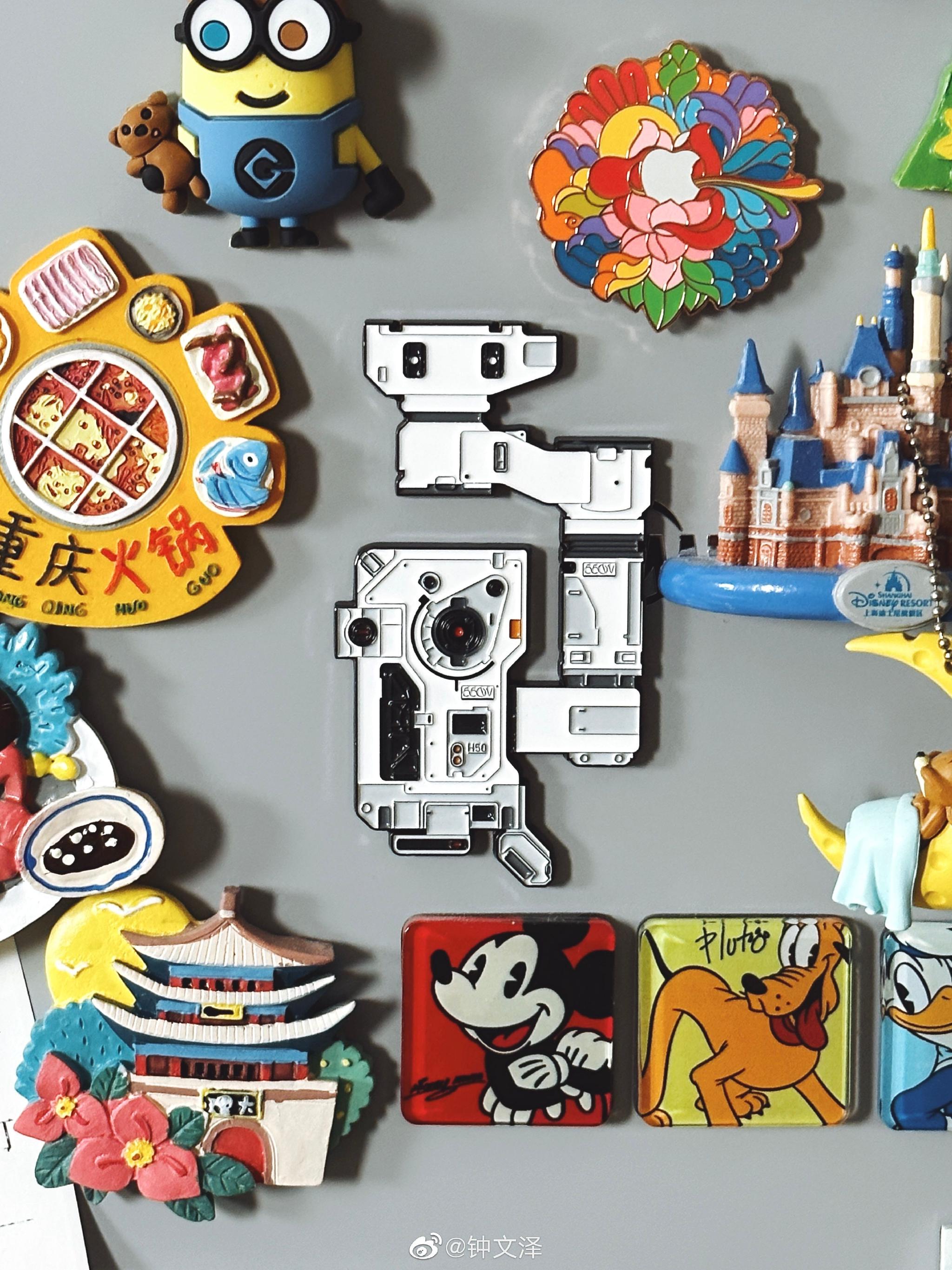 哇，收到了 ROG 寄过来的《流浪地球2》MOSS 冰箱贴！